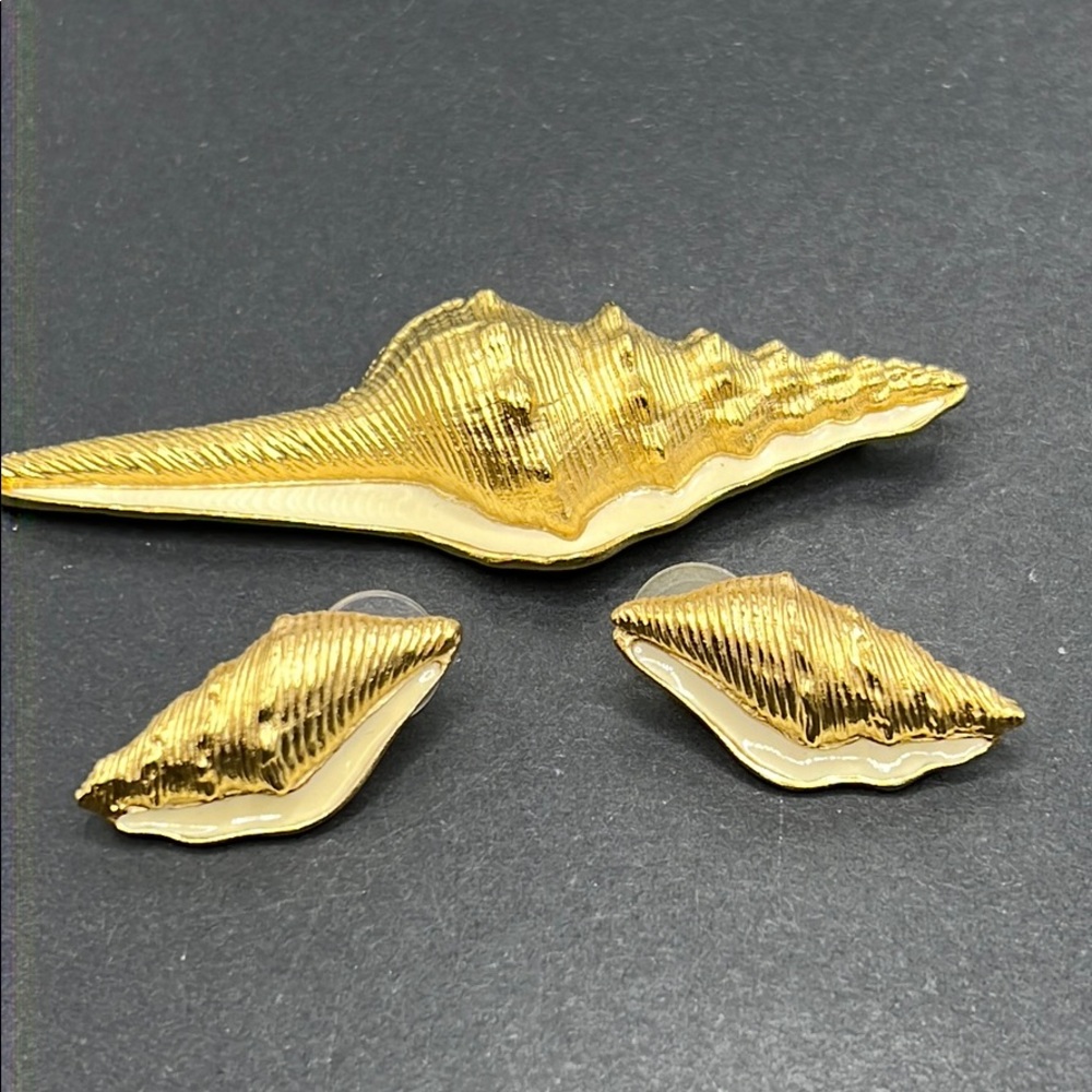 Rare Vintage Trifari Enamel Shell Brooch, Earrings - Gem